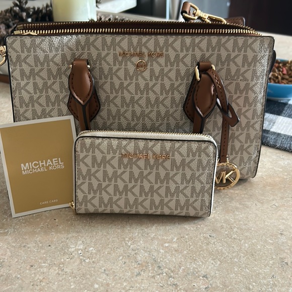 MICHAEL Michael Kors | Bags | Authentic Michael Kors Ginnie Square Body ...